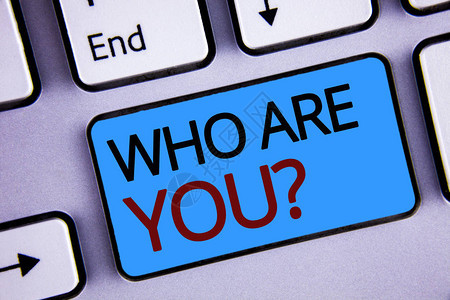 显示谁是你的问题的文本符号概念照片介绍或自我识别告诉您的个人故事TTw高清图片下载-正版图片505312020-摄图网