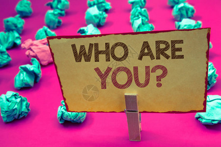 显示谁是你的问题的文本符号概念照片介绍或自我识别告诉您的个人故事TTw高清图片下载-正版图片505312020-摄图网