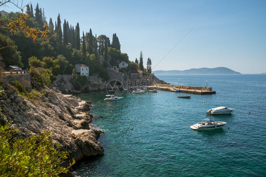 亚得里亚海岸与克罗地亚达尔马提亚Trsteno的阳光明媚的港口杜布罗夫尼克附高清图片下载-正版图片505311463-摄图网