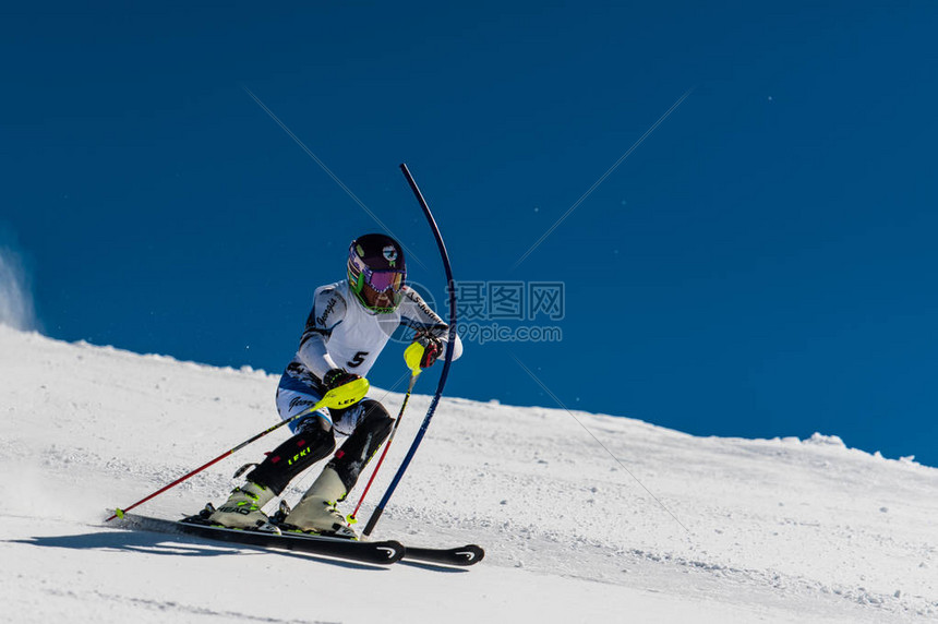 格鲁吉亚滑雪运动员在格鲁吉亚的Slalom高清图片下载-正版图片505322954-摄图网