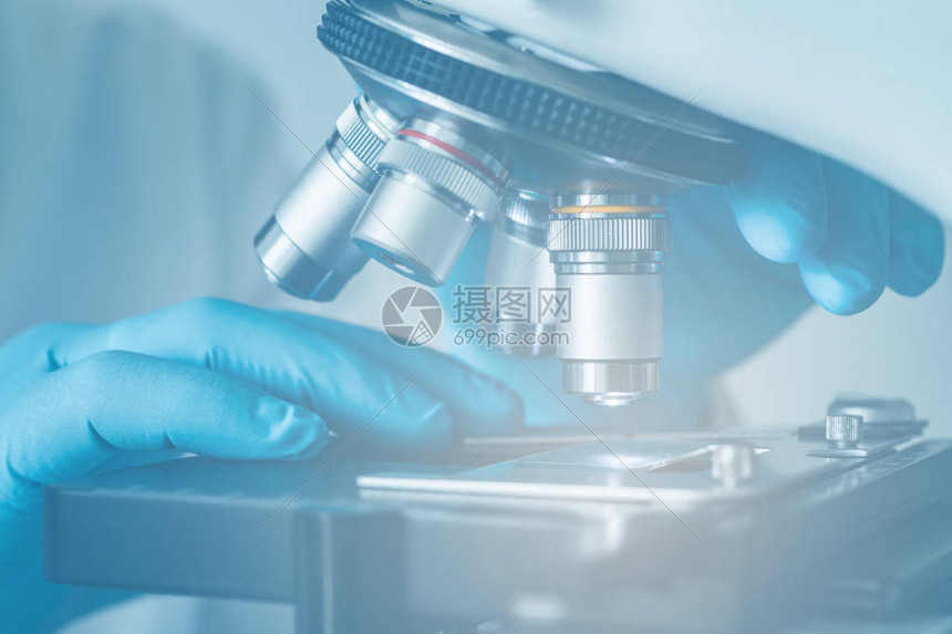 科学家的手与显微镜近距离高清图片下载-正版图片505324224-摄图网
