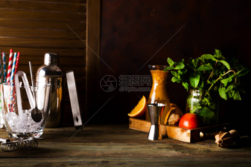 鸡尾酒调器调酒器钳子和勺子高清图片下载-正版图片505325008-摄图网