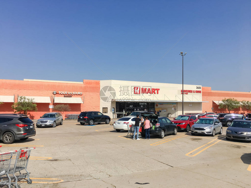 HMart停车场汽车后备箱装货一家美国超市连锁店专门提供亚洲食品高清图片下载-正版图片505325497-摄图网