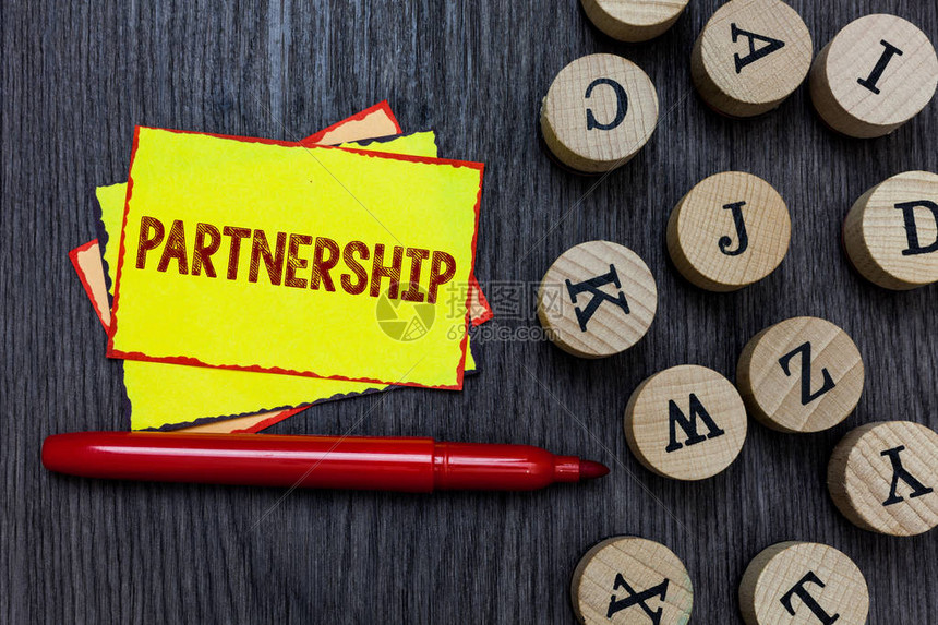 显示伙伴关系的书写笔记商务照片展示两人或多人合作伙伴合作团结多张小粘卡木字母按高清图片下载-正版图片505326043-摄图网