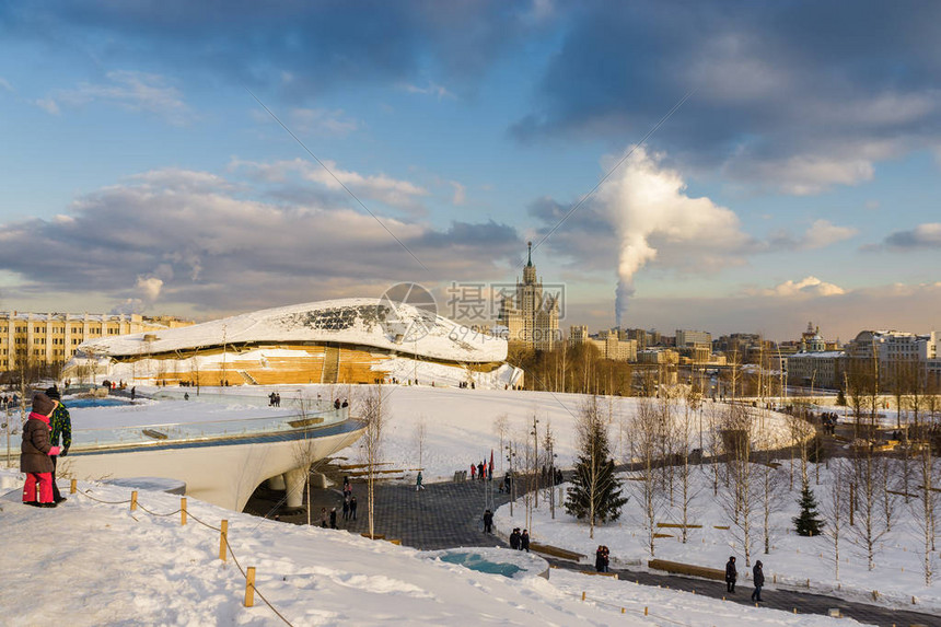 位于俄罗斯莫科红广场附近的Zaryadye公园Zaryadye上方Moskva河上的浮桥高清图片下载-正版图片505344040-摄图网