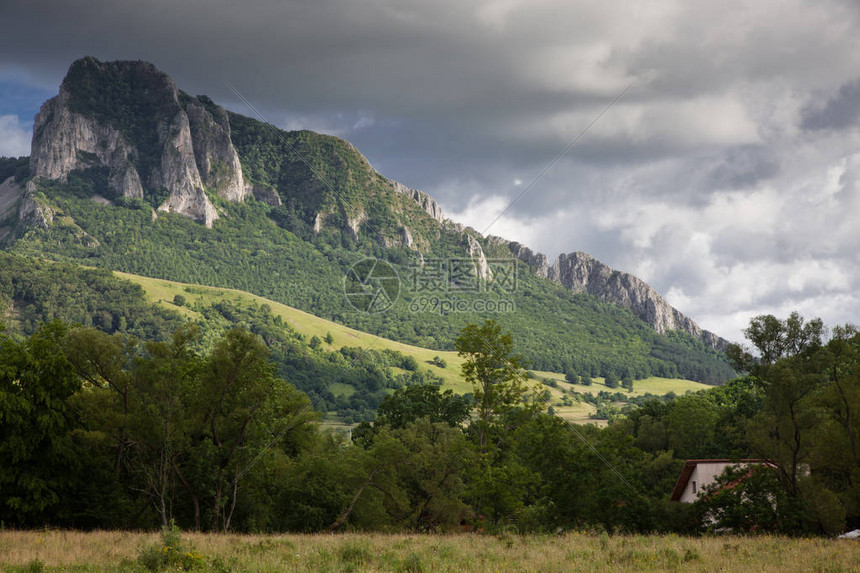 在罗马尼亚特兰西瓦尼亚著名的目地Rimitea村上空的Trascau山和cipiaseuul高清图片下载-正版图片505357712-摄图网