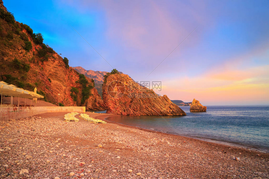 黑山亚得里亚海沿岸的奇异日落美丽的海景与海滩上的大高清图片下载-正版图片505358099-摄图网