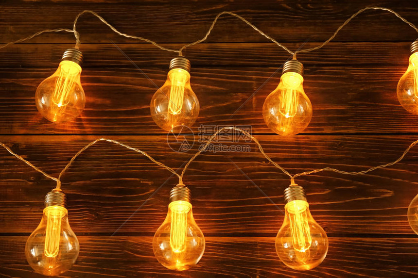 木制背景上的圣诞灯高清图片下载-正版图片505359166-摄图网