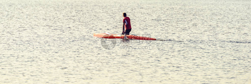 Canoer在ValeaMorilor湖上旅行高清图片下载-正版图片505362223-摄图网