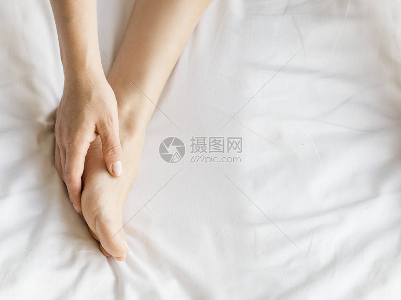 女人在她的脚上涂抹奶油特写高清图片下载 正版图片505366887 摄图网