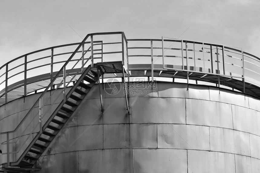 拥有高烟囱的现代工业建筑高清图片下载-正版图片505374119-摄图网