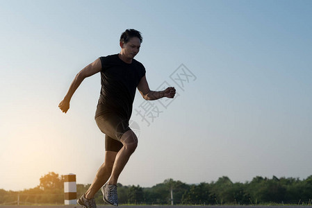 她骑在一座小山上直冲天际线跑来去的在城市清晨奔跑和锻炼的年高清图片下载-正版图片504894566-摄图网