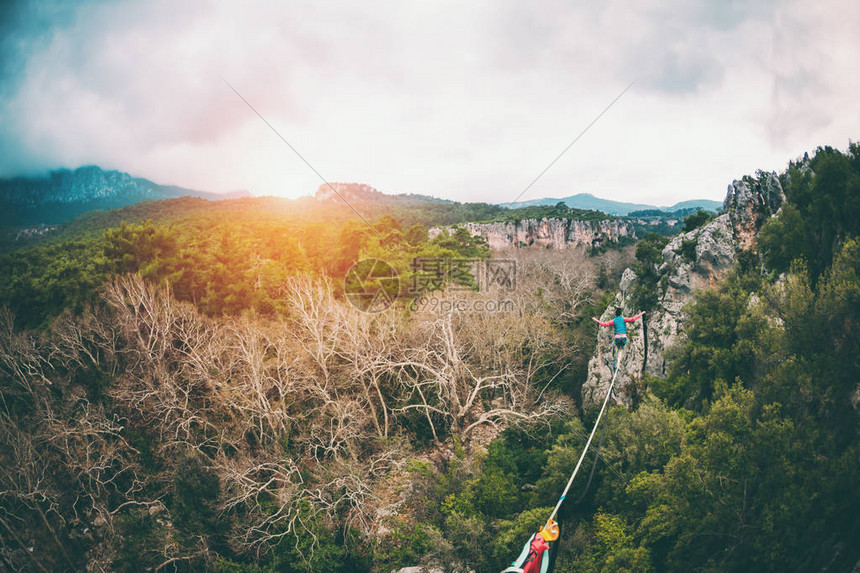 绳索上的Highliner山背景上的高线对质的极限运动在吊索上平高清图片下载-正版图片505377581-摄图网