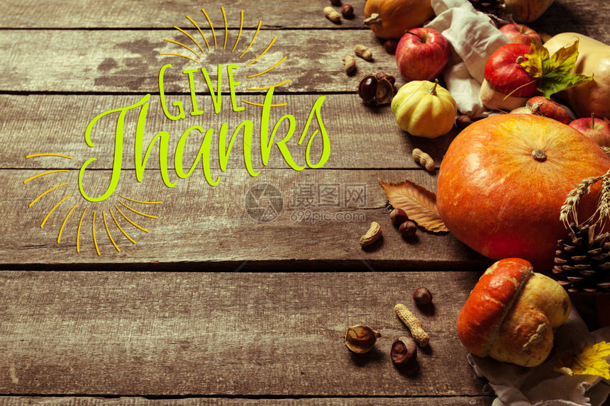 木制背景上的感恩节快乐展示高清图片下载-正版图片505377751-摄图网