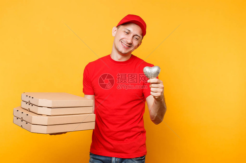 送货员在帽t恤给食品订单披萨盒隔离在黄色背景身着制服的男员工比萨饼快递员在纸板箱里拿着心形意大利比萨高清图片下载 正版图片505378080 摄图网