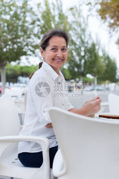 女人在与白色的咖啡桌喝咖啡高清图片下载 正版图片505388315 摄图网