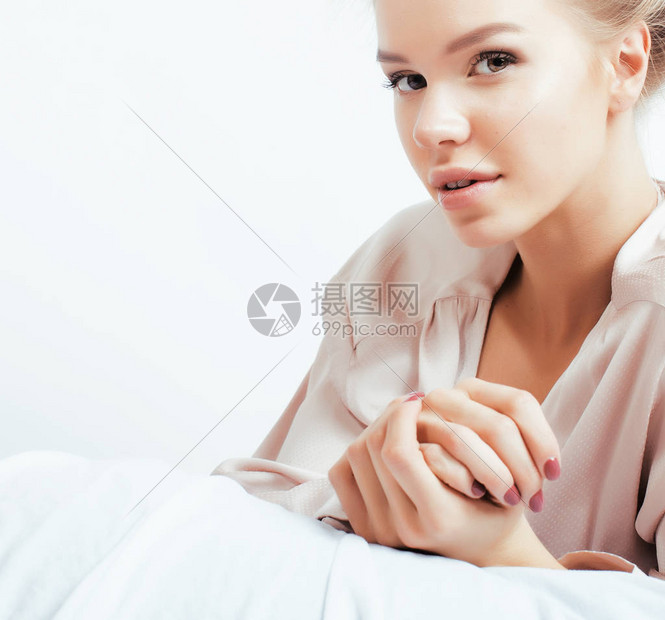 年轻漂亮的金发女人在床上盖着白床单高清图片下载 正版图片505389403 摄图网