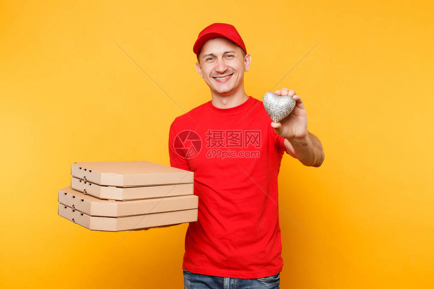 送货员在帽t恤给食品订单披萨盒隔离在黄色背景身着制服的男员工比萨饼快递员在纸板箱里拿着心形意大利比萨高清图片下载 正版图片505391053 摄图网