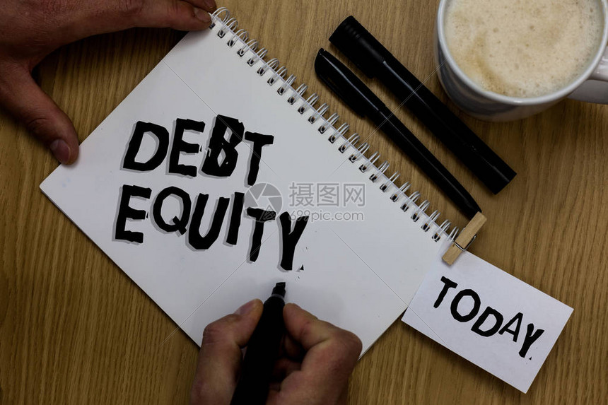 显示债务权益的书写笔记展示公司总负债除以股东的商业照片男子手持记号笔记本布丁提高清图片下载-正版图片505401796-摄图网