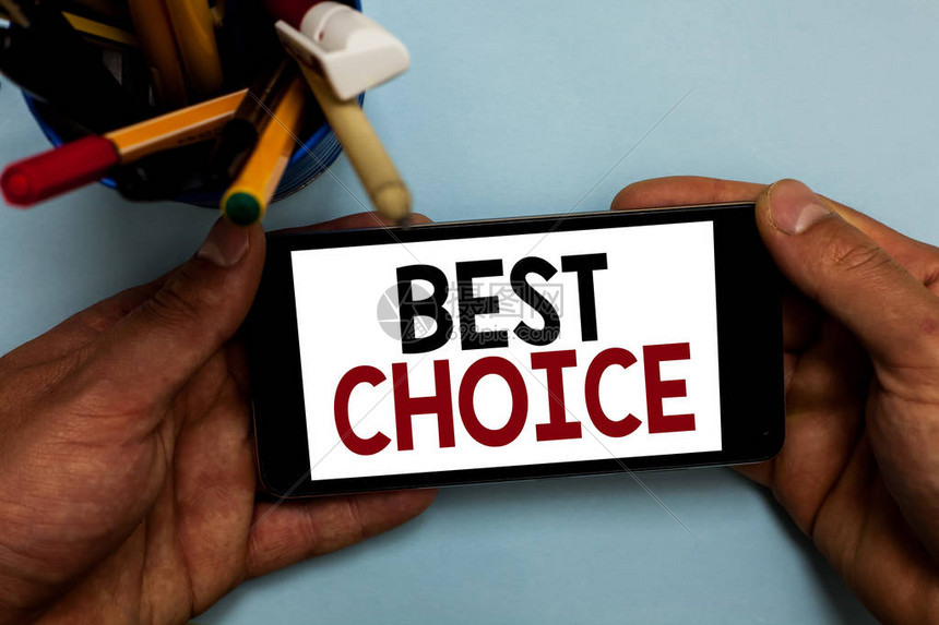显示最佳选择的概念手写商业照片展示在两种或多种可能之间选择或决定的行为男子手持机查看消息应高清图片下载-正版图片505403403-摄图网