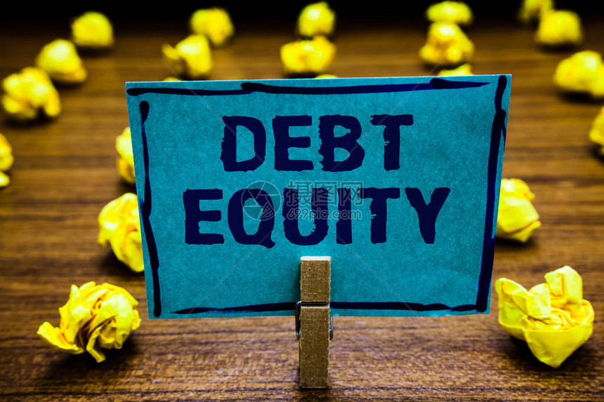 文字书写文本债务权益将公司总负债除以股东的商业概念Clothespin持有蓝纸票据皱巴的纸高清图片下载-正版图片505403683-摄图网