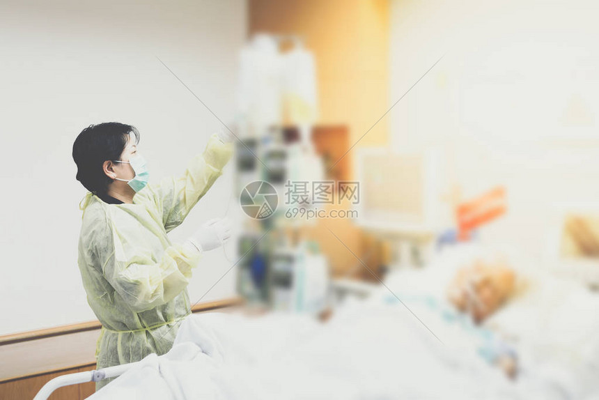 40多岁的亚洲女是照顾CRE的耐心亲属或VRE在医院重症监护病房ICU病房的病床上感染了80多高清图片下载-正版图片505410353-摄图网