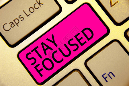 概念手写显示保持专注商务照片文本要专心集中优先任务避免分心男子手持扩音器扬声器语音高清图片下载-正版图片505428576-摄图网