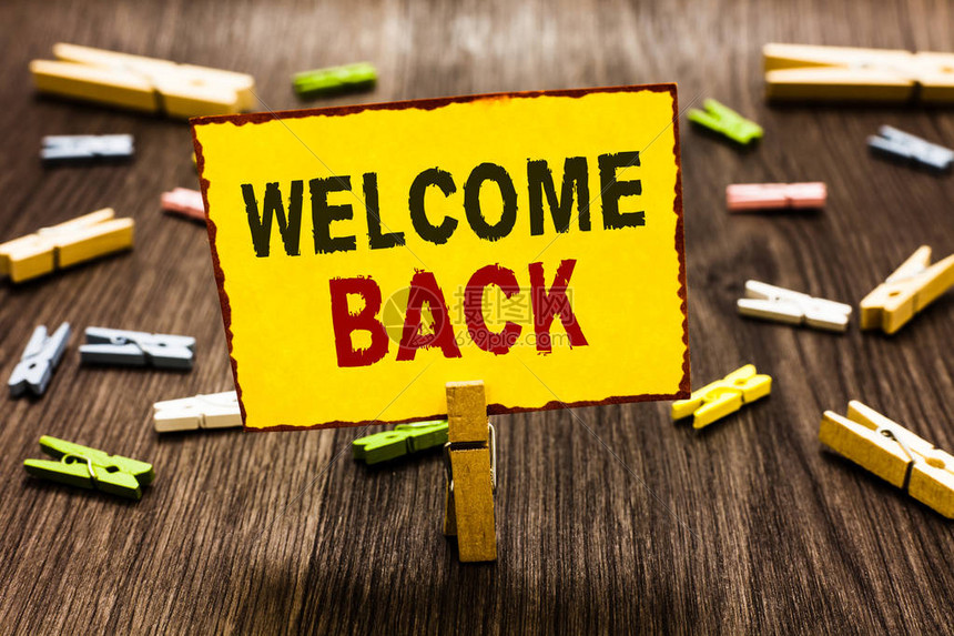 手写文字欢迎回来概念意义温暖的问候到达重复高兴地接受高兴衣夹拿着黄纸注意几高清图片下载-正版图片505431690-摄图网