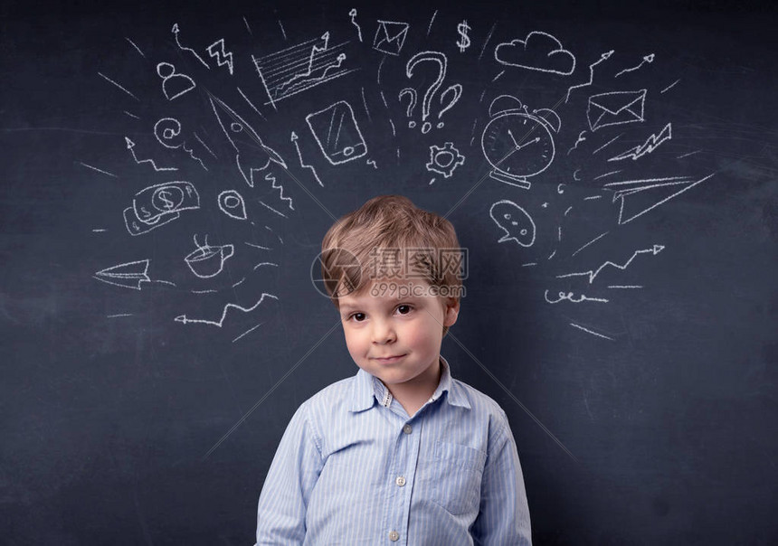 聪明的小孩在黑板前反刍高清图片下载-正版图片505436249-摄图网