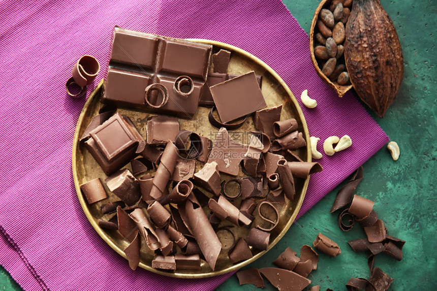 餐桌上带有美味巧克力卷和碎高清图片下载-正版图片505441151-摄图网
