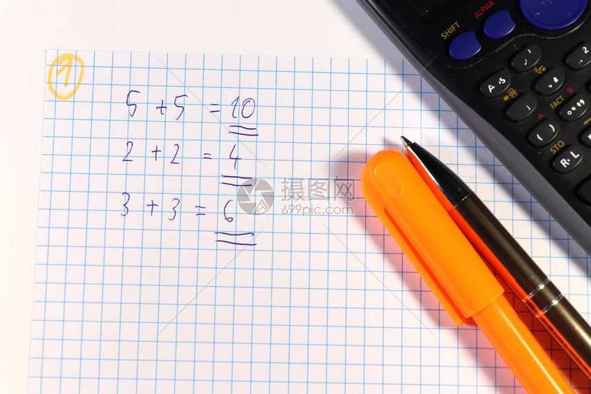 方纸上有几个数学问题我们还需要计算器和触觉笔白背景Whi高清图片下载-正版图片505447475-摄图网