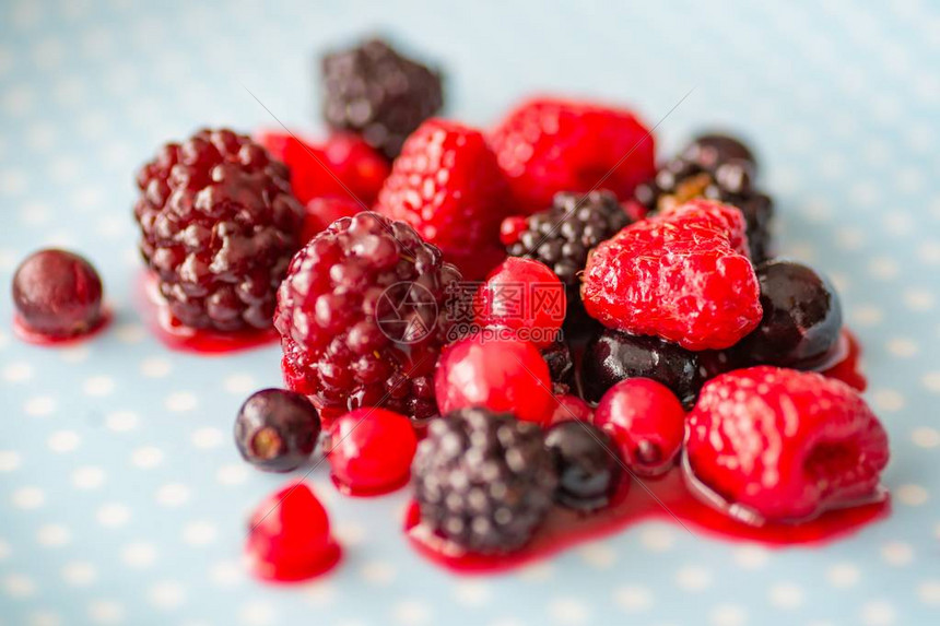 在盘子上融化水果融化冷冻覆盆子和黑莓高清图片下载-正版图片505464791-摄图网