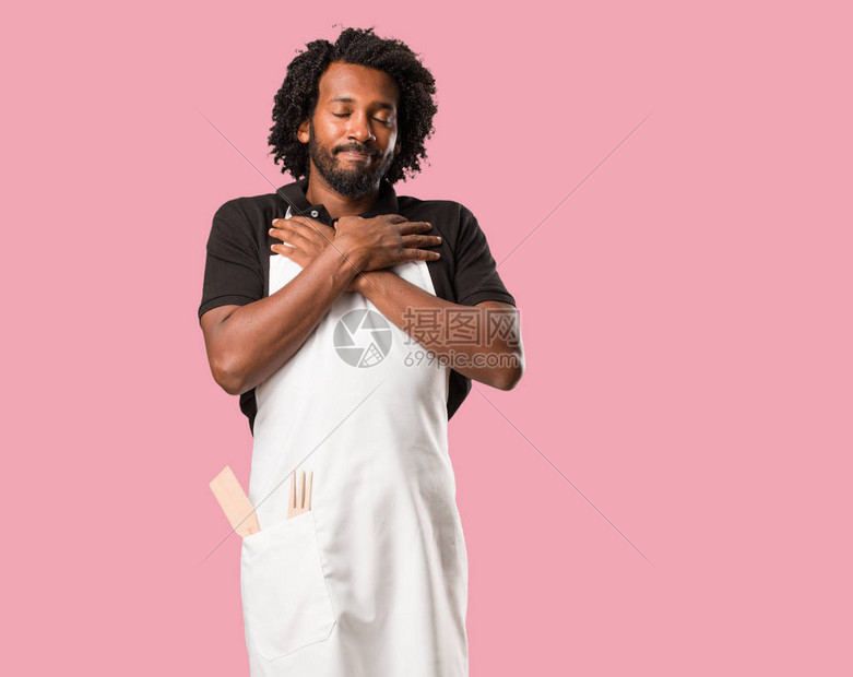 英俊的非洲裔美国面包师自豪而自信高清图片下载-正版图片505465448-摄图网