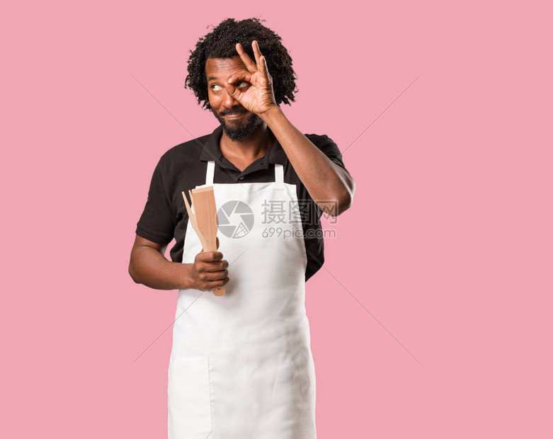 英俊的非洲美面包师欢乐和自信地做一个好姿态兴奋和尖叫认可高清图片下载-正版图片505465623-摄图网