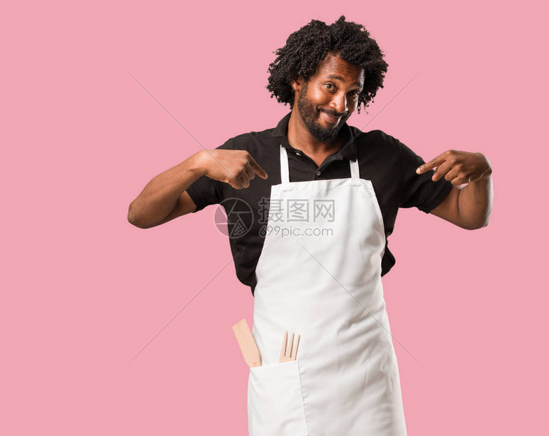 英俊的非洲裔美国面包师自豪而自信高清图片下载-正版图片505465641-摄图网