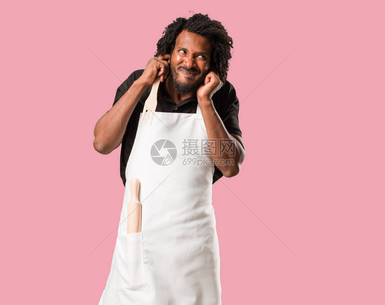 英俊的非洲美面包师用双手遮耳朵愤怒和厌高清图片下载-正版图片505465708-摄图网