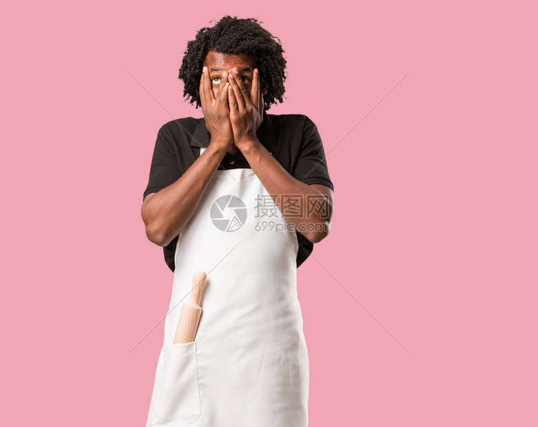 英俊的非洲美面包师感到担忧和恐惧高清图片下载-正版图片505465735-摄图网