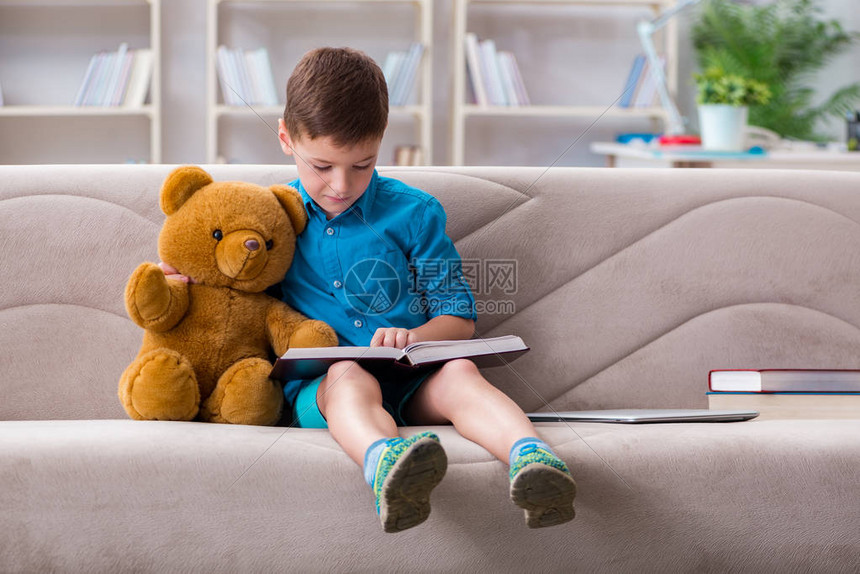 小男孩在家看书高清图片下载-正版图片505469682-摄图网