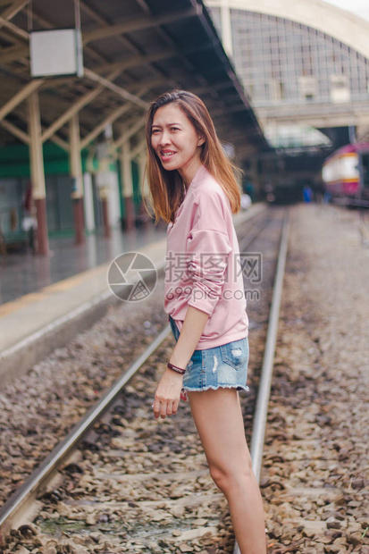 站在铁轨上的女人高清图片下载-正版图片505472389-摄图网