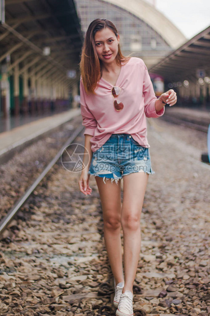 站在铁轨上的女人高清图片下载-正版图片505472393-摄图网