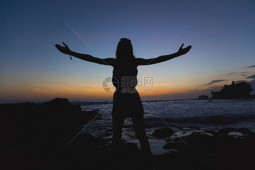 女孩张开双臂享受大海高清图片下载-正版图片505473142-摄图网