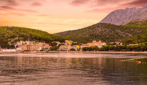 加多内加尔达湖岸边的维托门高清图片下载-正版图片504660818-摄图网