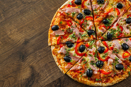 比萨配马苏里拉奶酪意大利腊肠胡椒意大利辣香肠西红柿橄榄香料和新鲜罗勒木制背景上的意大利比萨饼与复制高清图片下载-正版图片505415266-摄图网