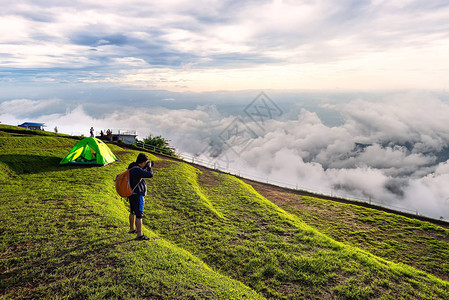 摄影师用取景器取景摄影爱好者在岩石山顶享受秋季大自然的作品梦幻般的风景高清图片下载-正版图片505043932-摄图网