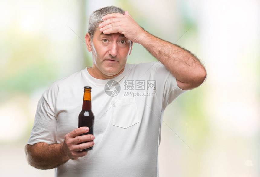 英俊的老人在孤立的背景下喝啤酒瓶高清图片下载 正版图片505504641 摄图网