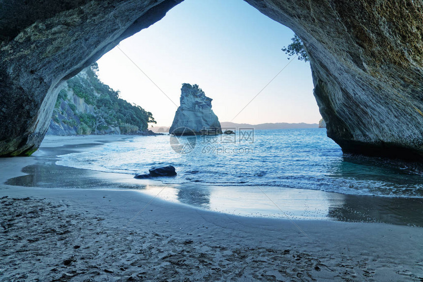 新西兰科罗曼德尔海边的拱门陷高清图片下载-正版图片505507570-摄图网