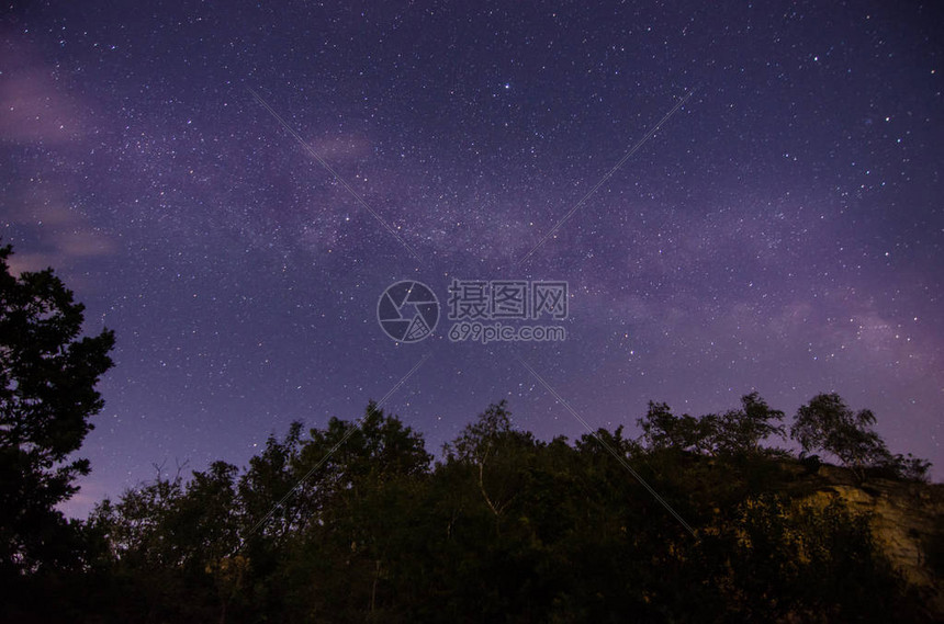 夜晚的星空和自然景观高清图片下载-正版图片505523165-摄图网