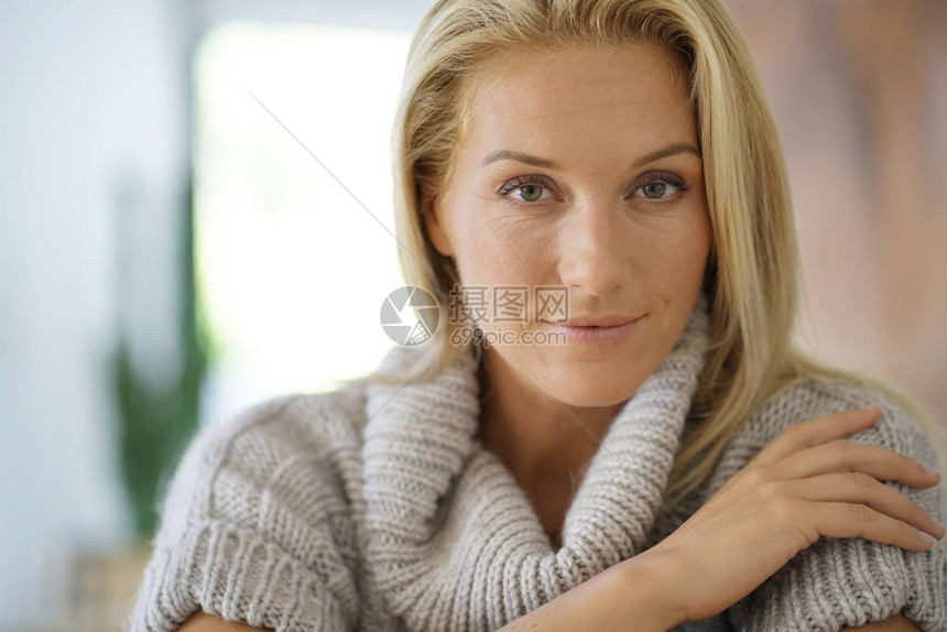 穿毛衣的四十岁女人的肖像高清图片下载 正版图片505523705 摄图网