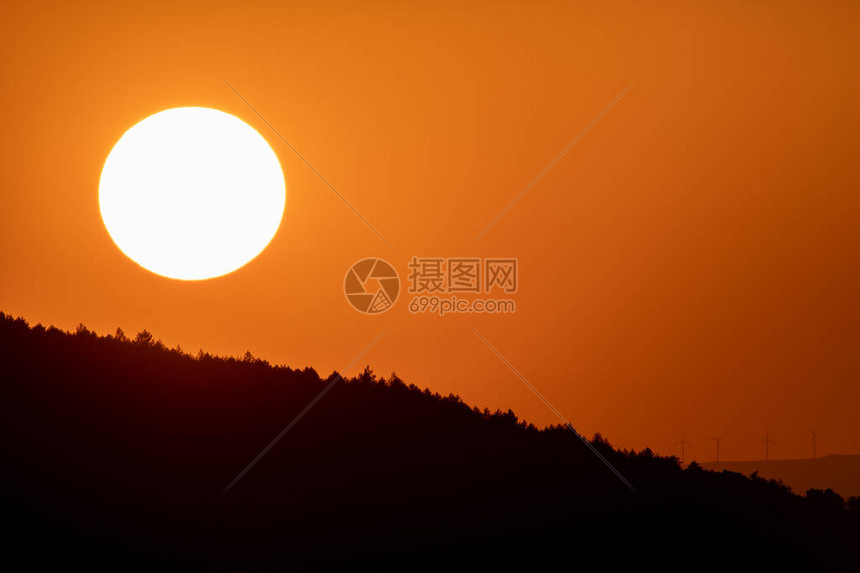 黄昏时长的太阳环照着大太阳圆在山高清图片下载-正版图片505528463-摄图网