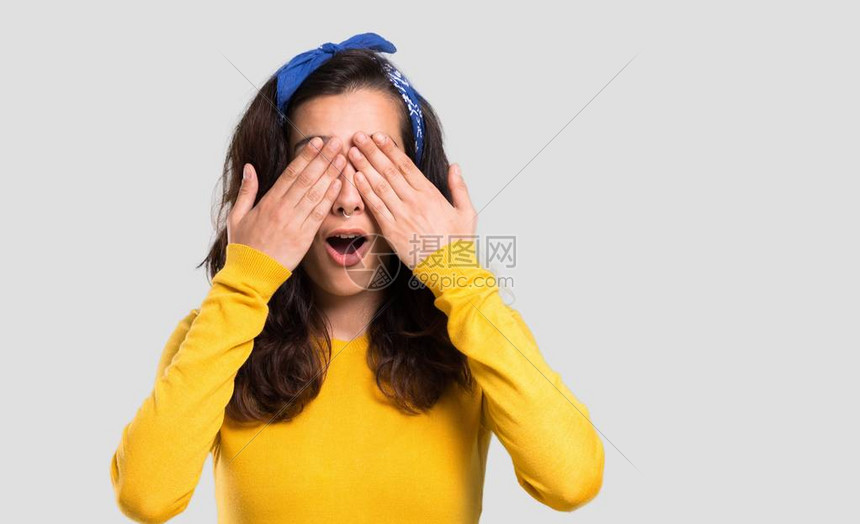 带着黄色毛衣和蓝带的年轻女孩头部用双手蒙住眼睛高清图片下载 正版图片505530925 摄图网